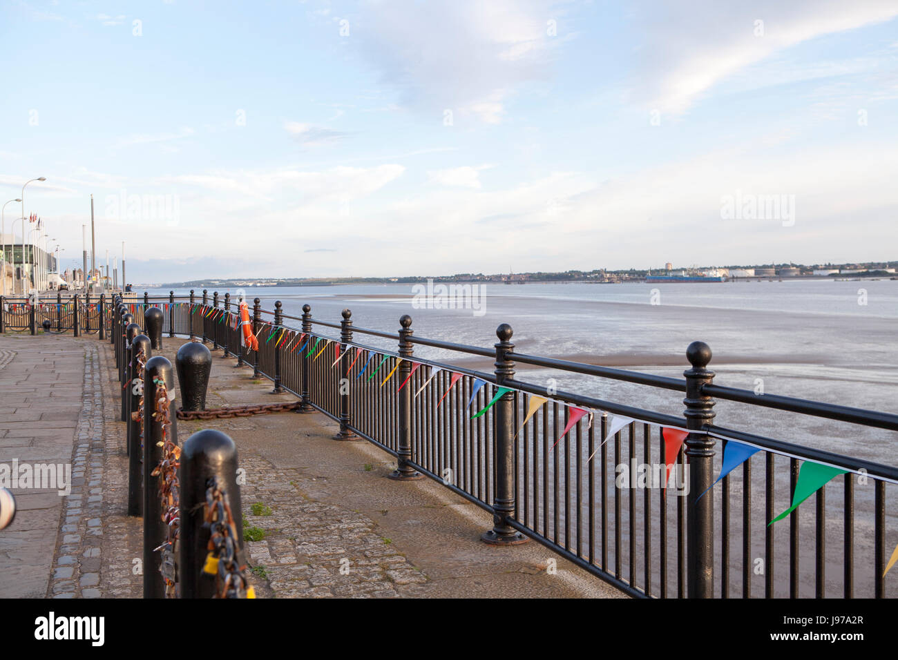 Liverpool seafront hi-res stock photography and images - Alamy