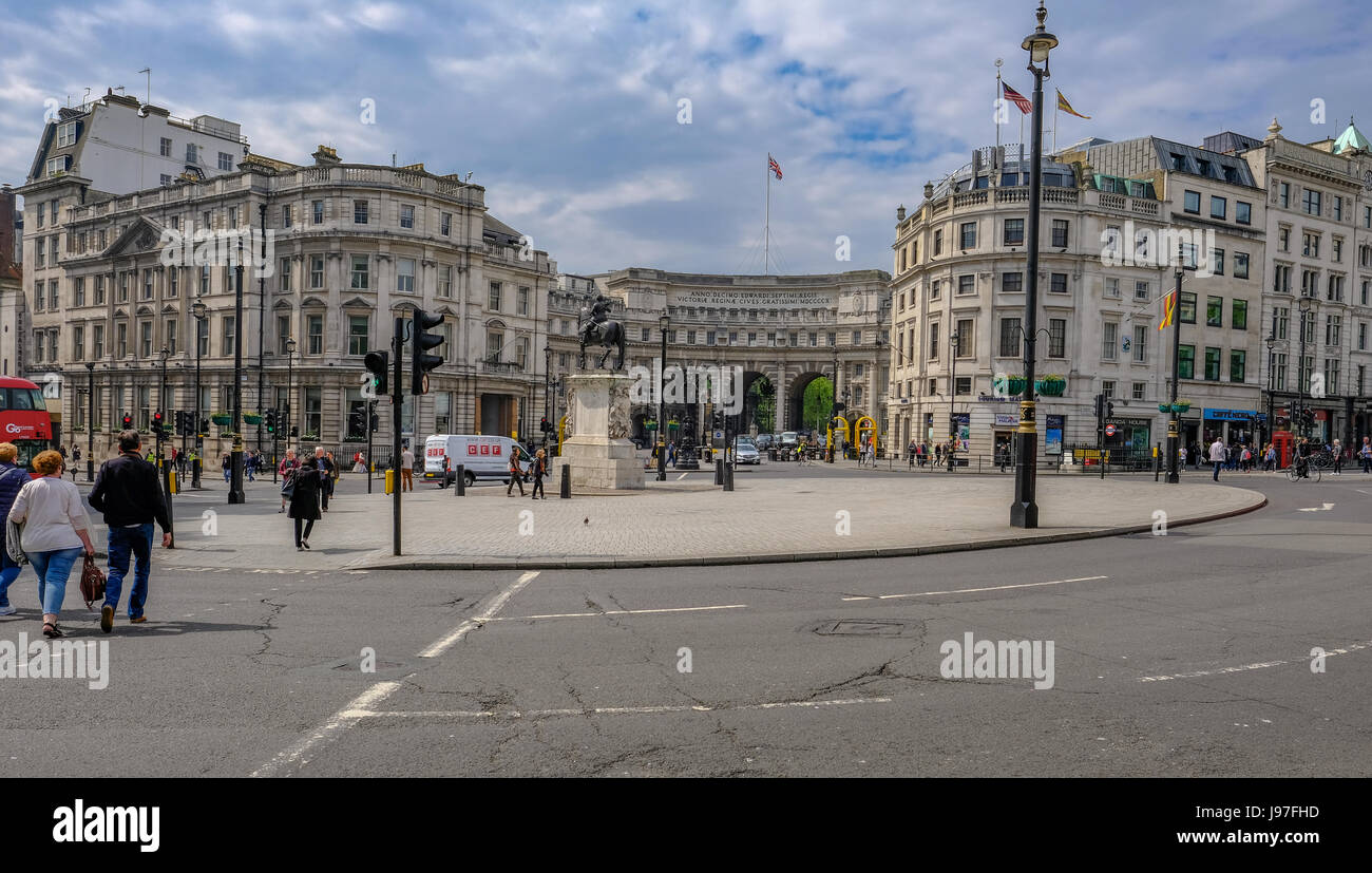 Arch gates and lamp london hi-res stock photography and images - Alamy