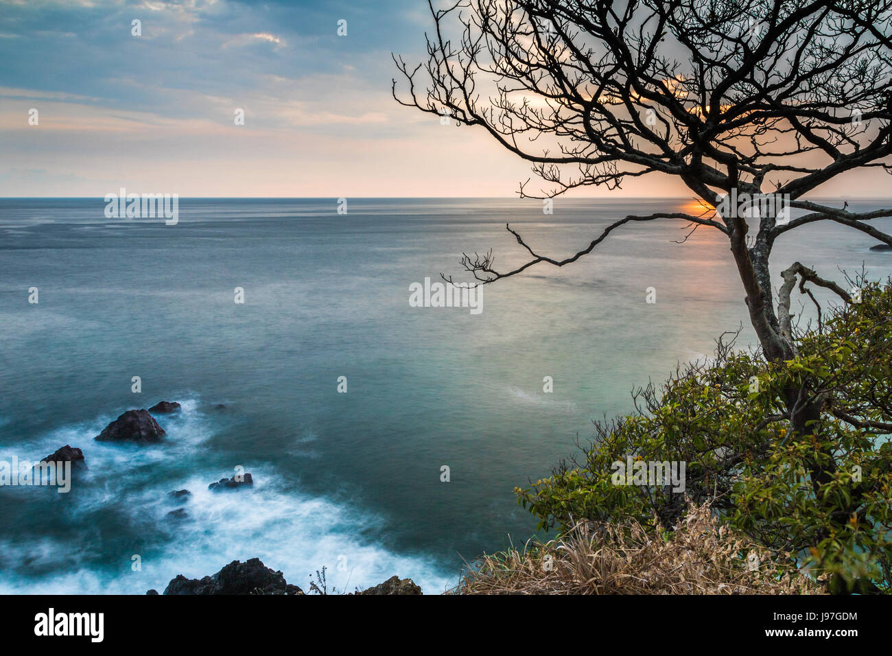 Pink cloud sunset over ocean hi-res stock photography and images - Alamy
