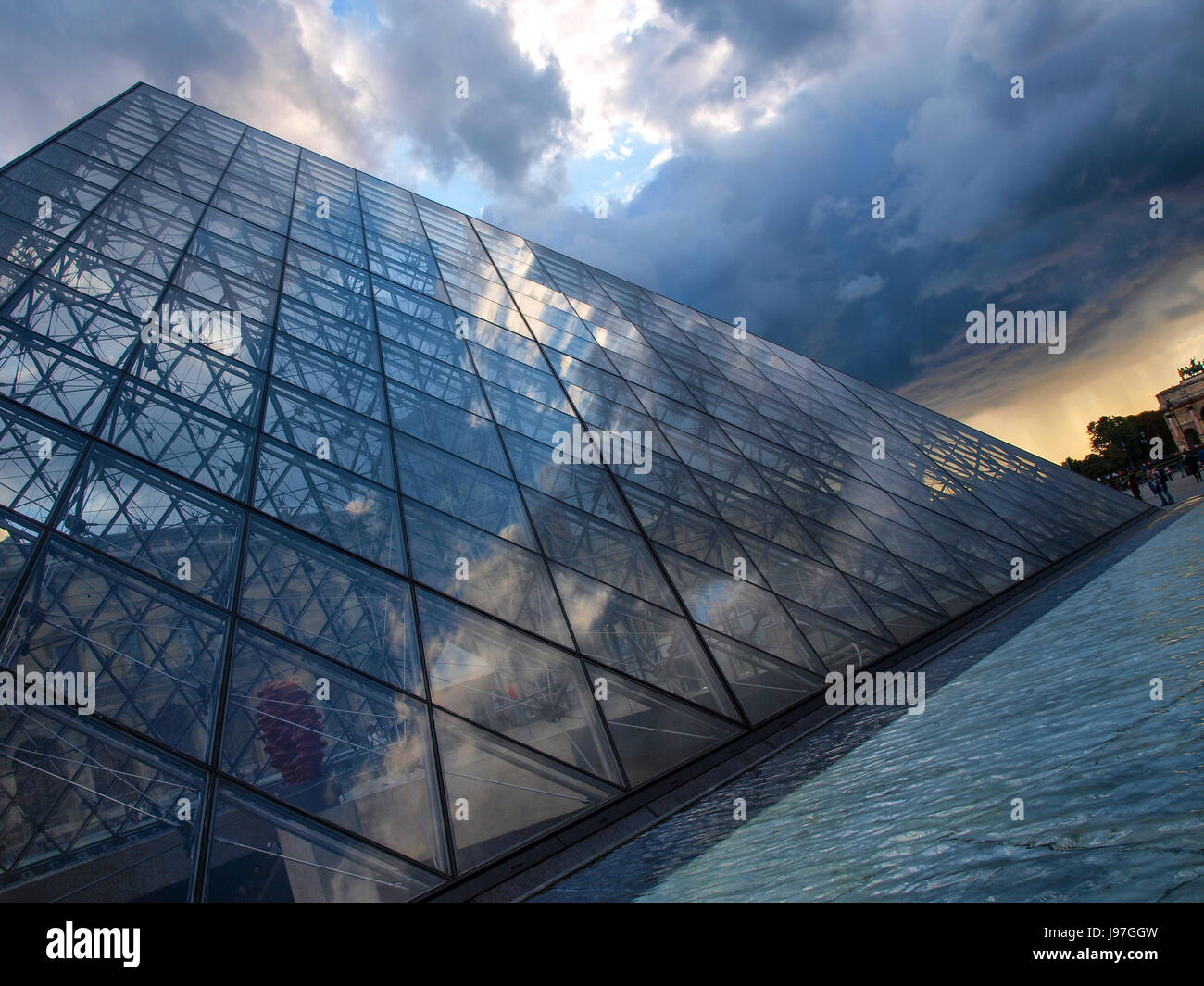 Louvre museum and louvre pyramid hi-res stock photography and images ...