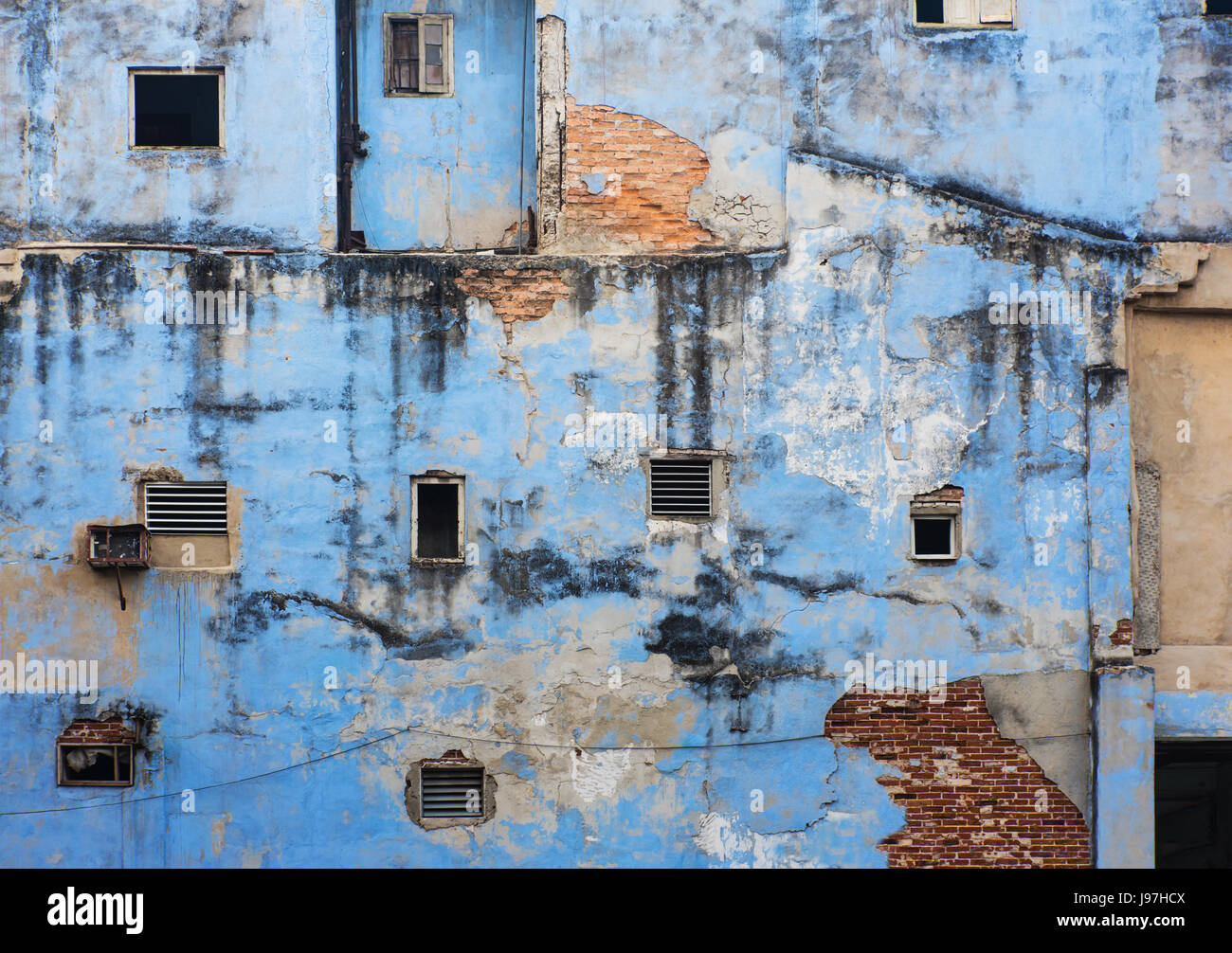 Cuba, Havana, Run-down building Stock Photo - Alamy