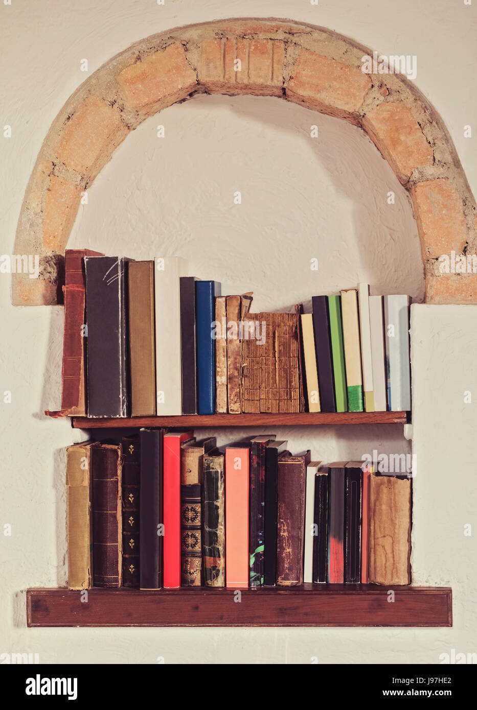 Row of books on shelf hi-res stock photography and images - Alamy