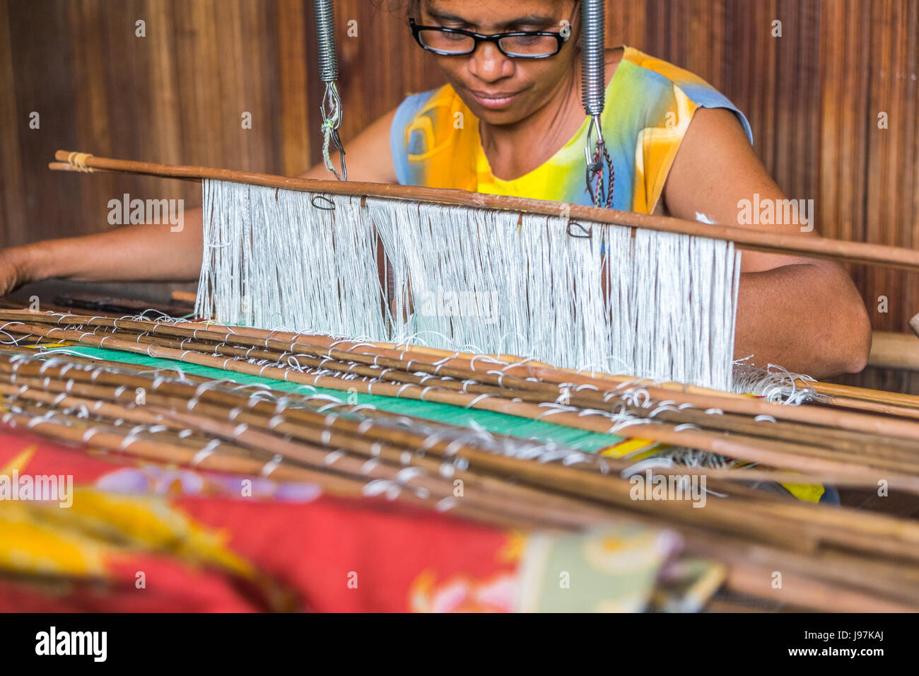 Indonesian woman weaving hi-res stock photography and images - Alamy