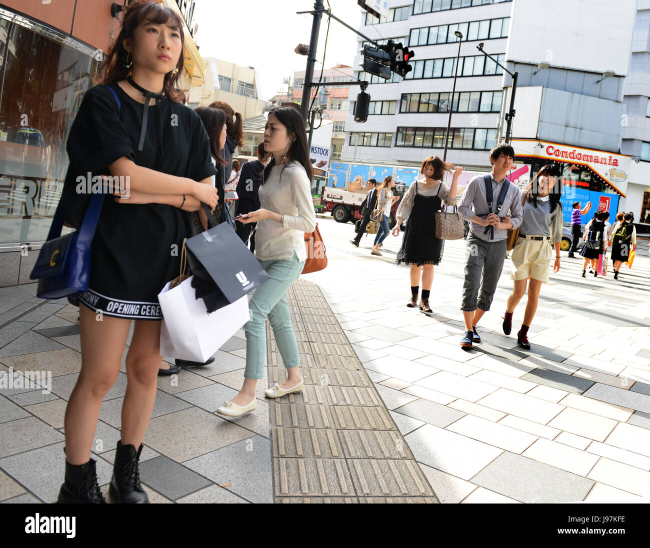 Pedestrians crossing the fashionable Omotesando street in central Tokyo ...
