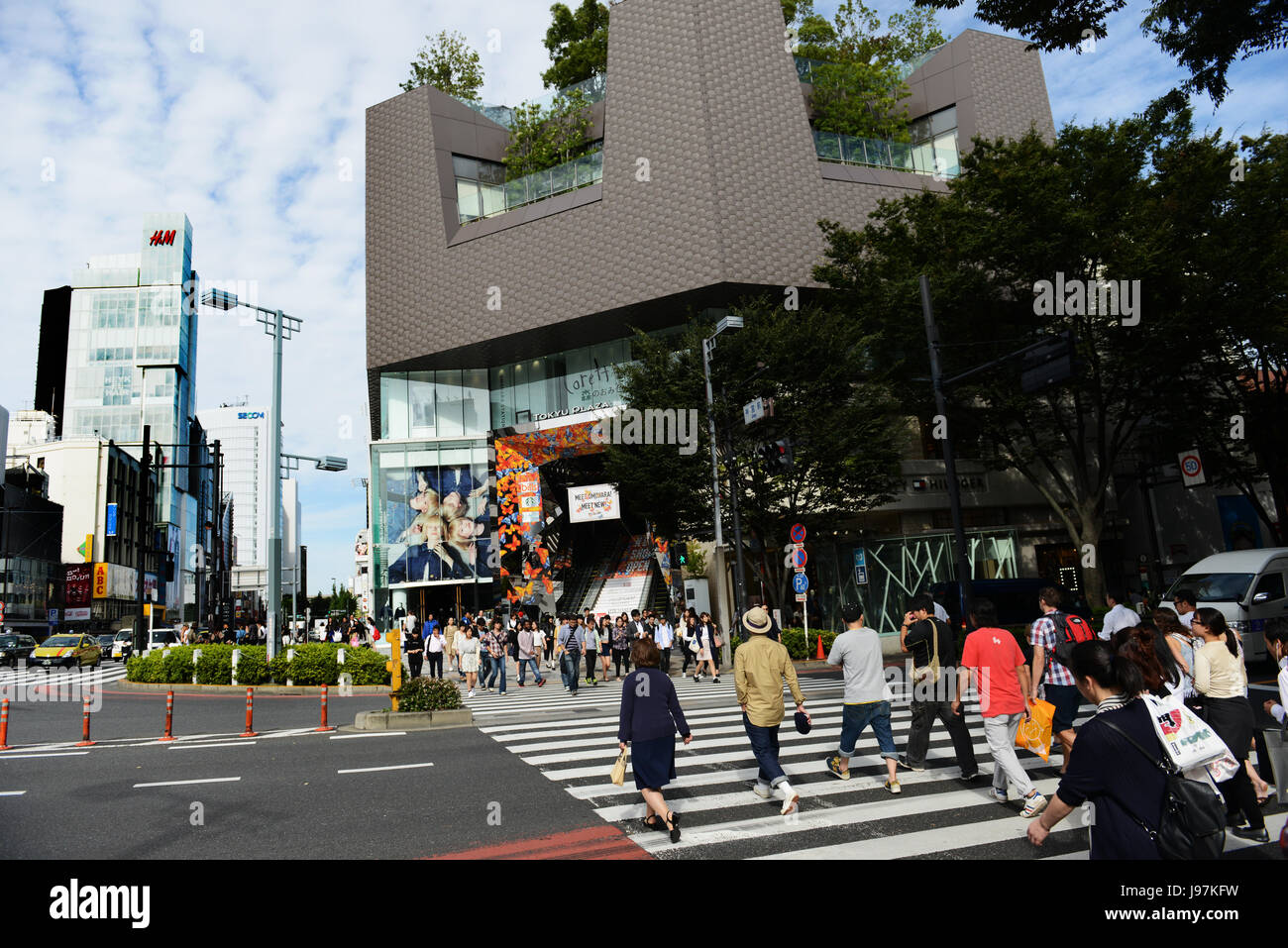 Pedestrians crossing the fashionable Omotesando street in central Tokyo ...