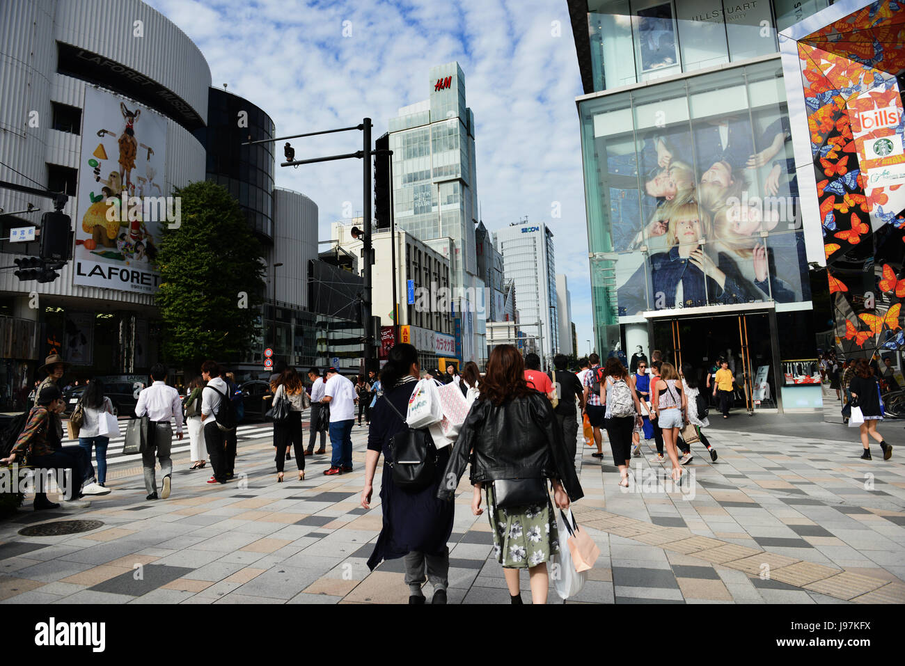 Pedestrians crossing the fashionable Omotesando street in central Tokyo ...
