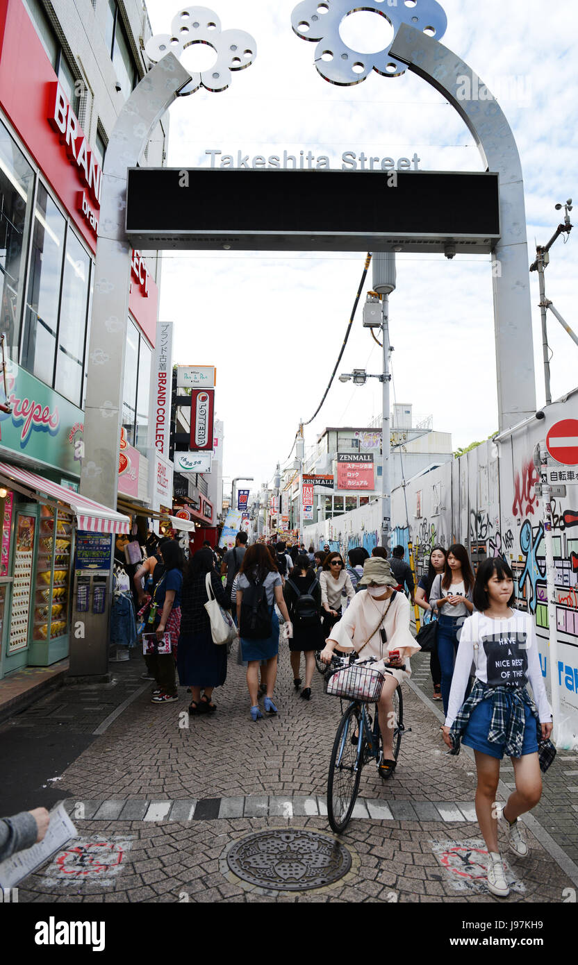 Young Japanese crowed walking through Takeshita street in Harajuku ...