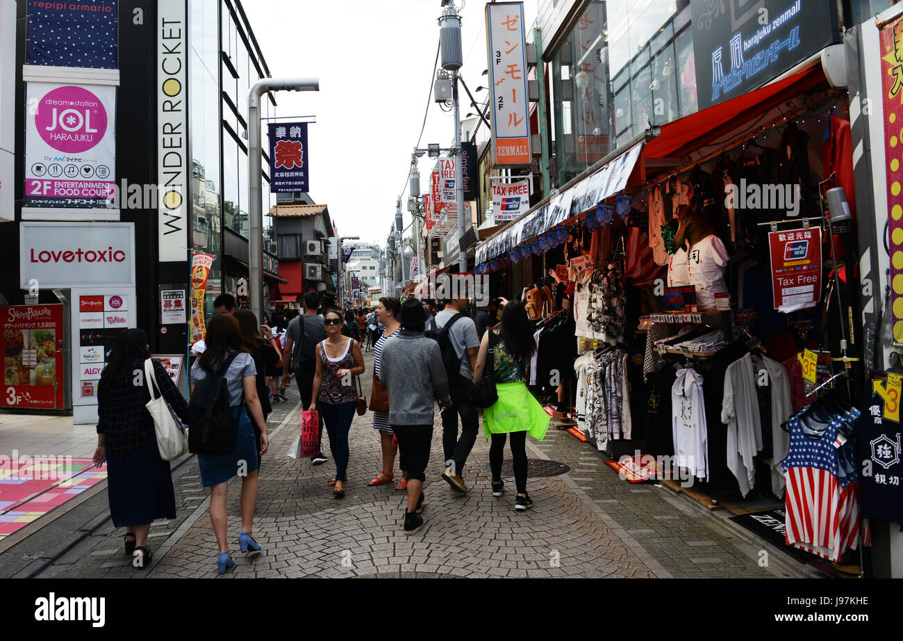 Young Japanese crowed walking through Takeshita street in Harajuku ...