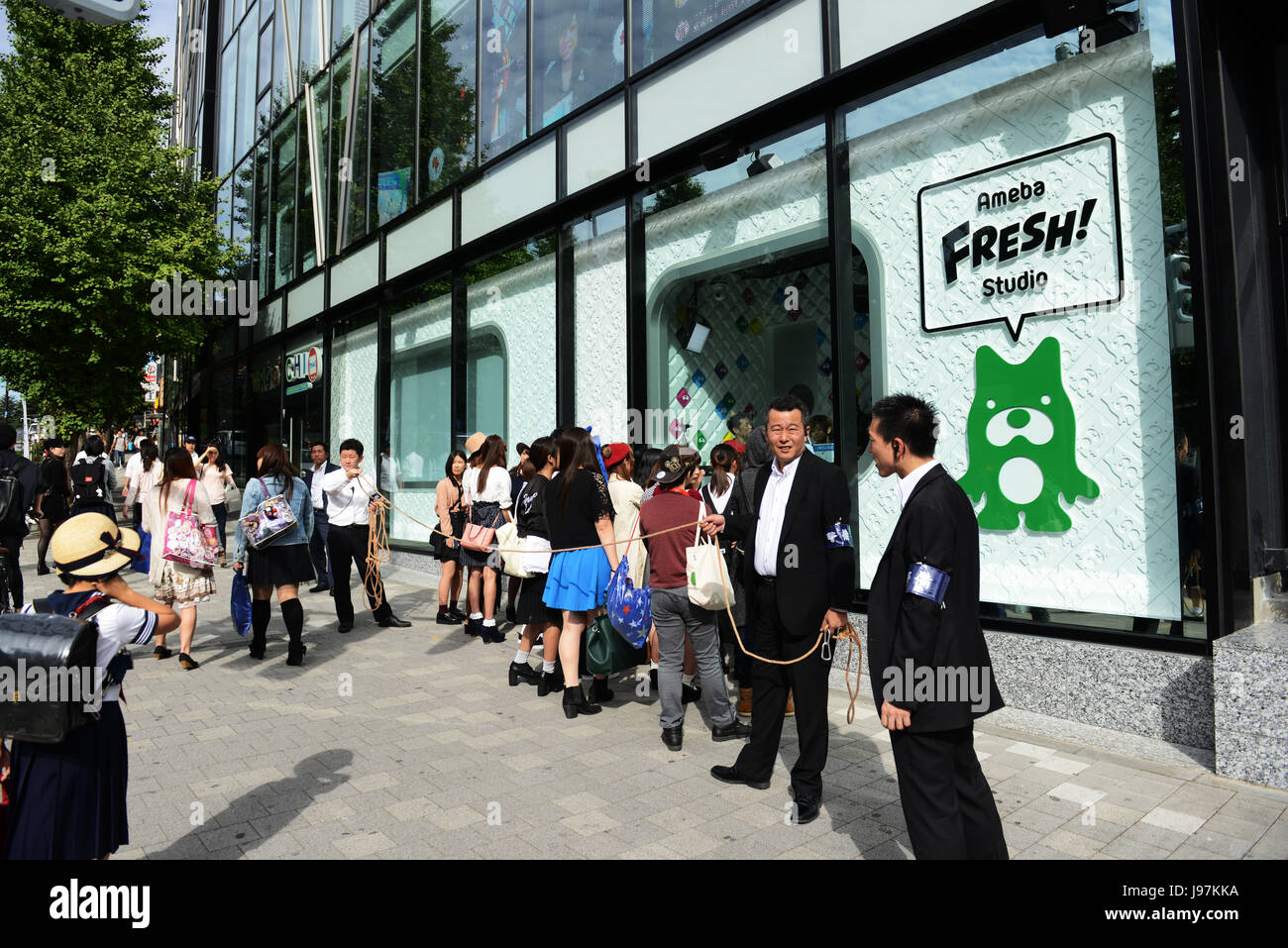 Boulevard with many shops and boutiques hi-res stock photography and ...