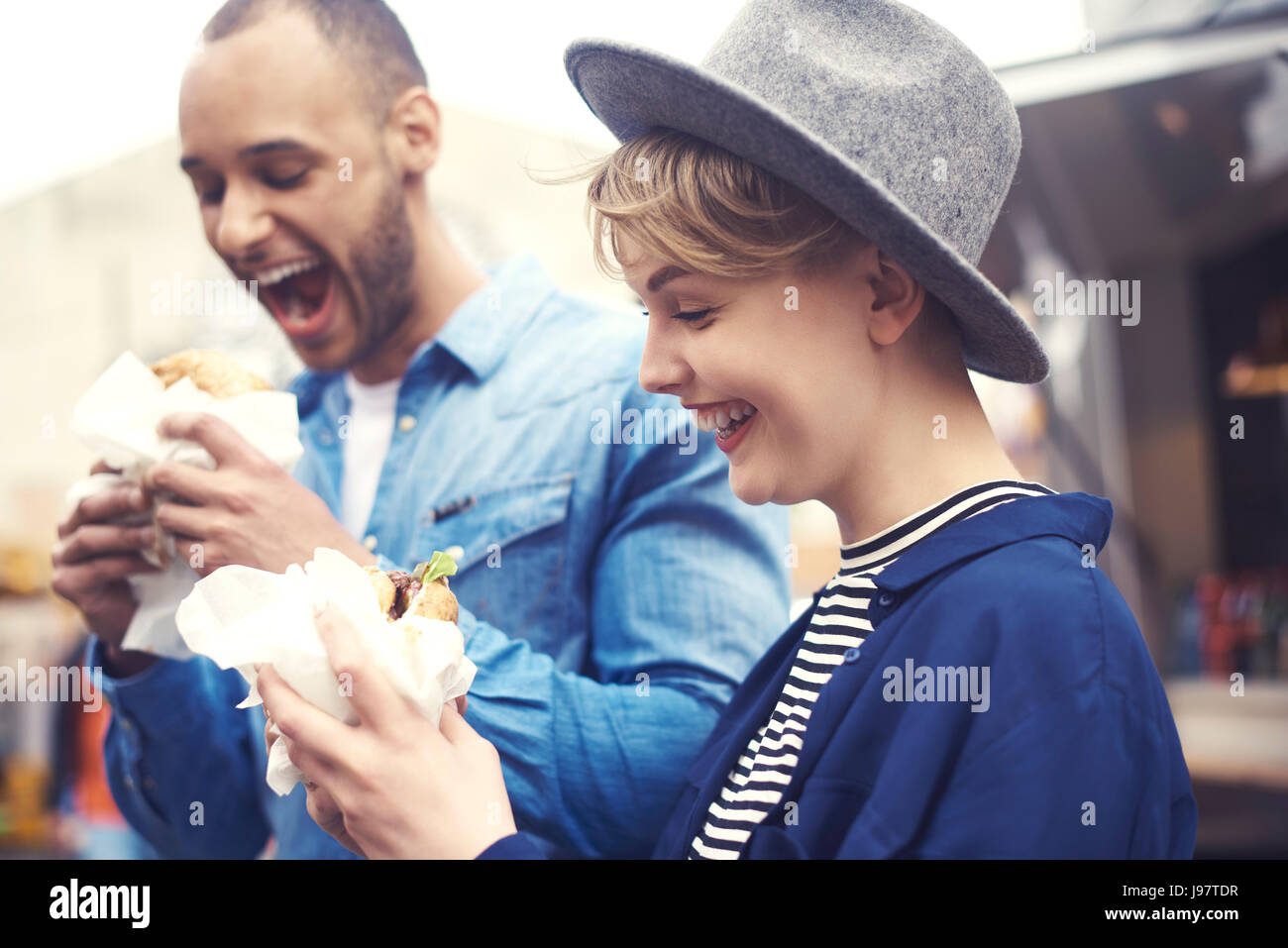Couple eating hamburgers hi-res stock photography and images - Alamy