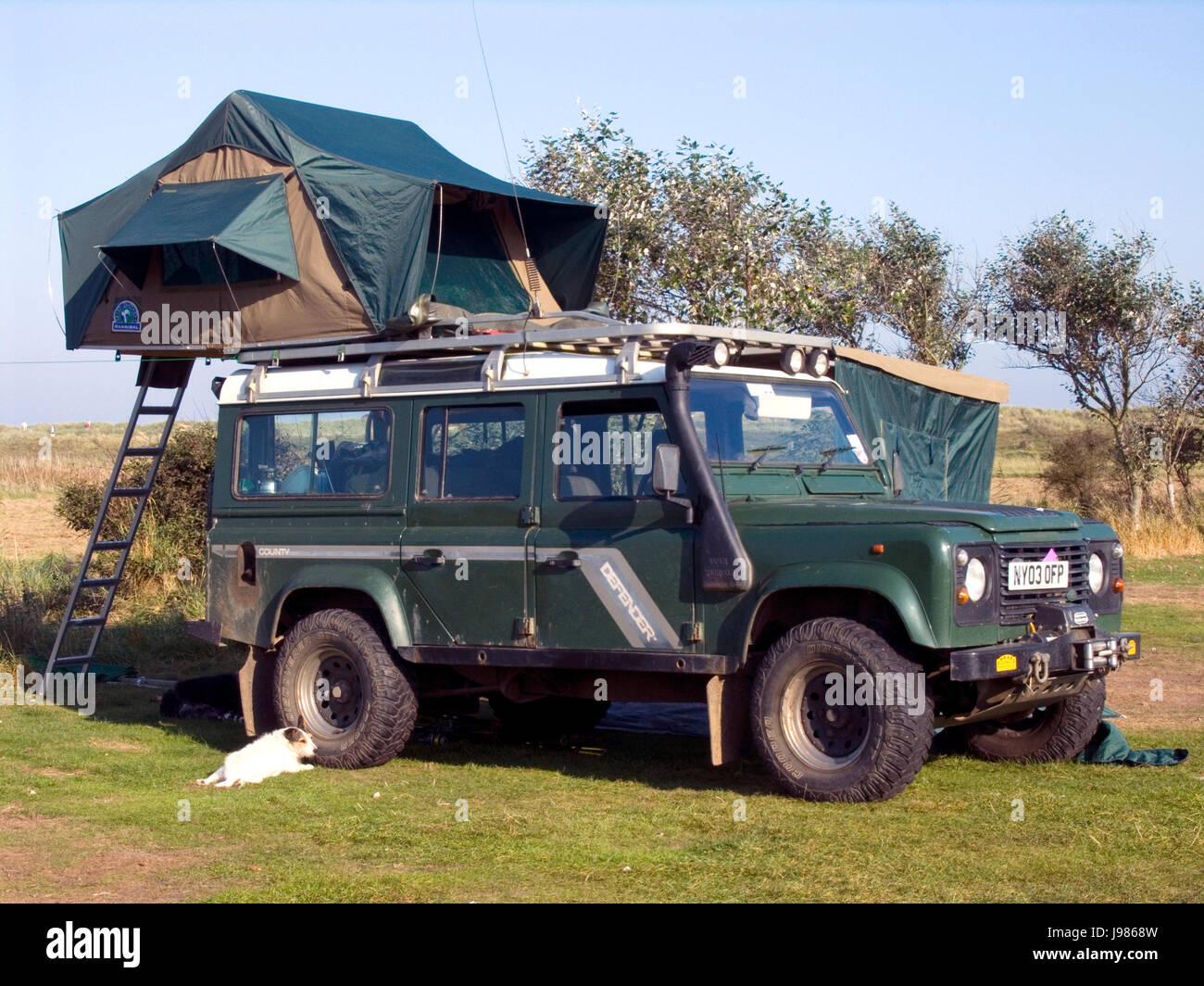 Land rover defender off road hi-res stock photography and images - Alamy