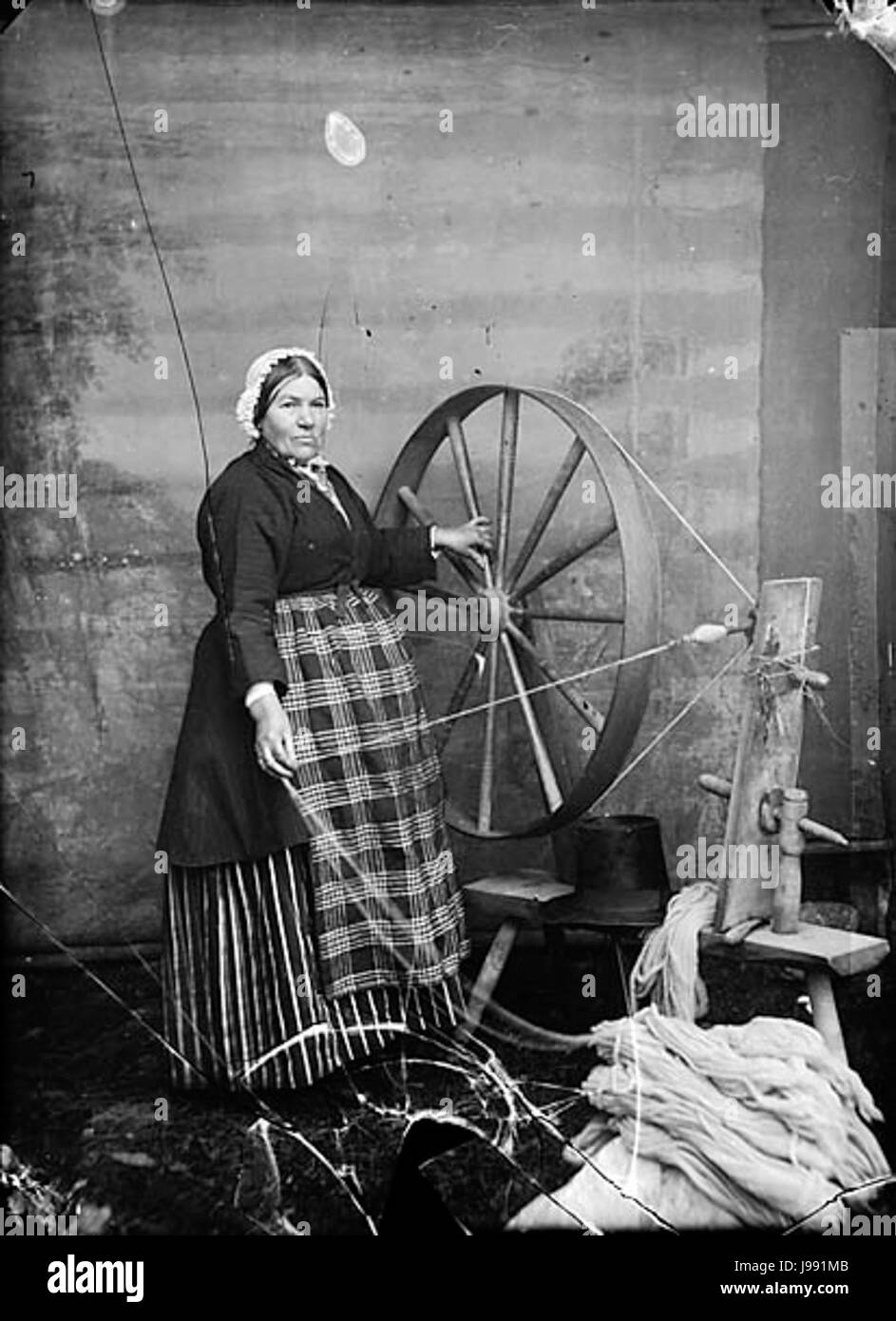 Woman at spinning wheel NLW3364039 Stock Photo - Alamy