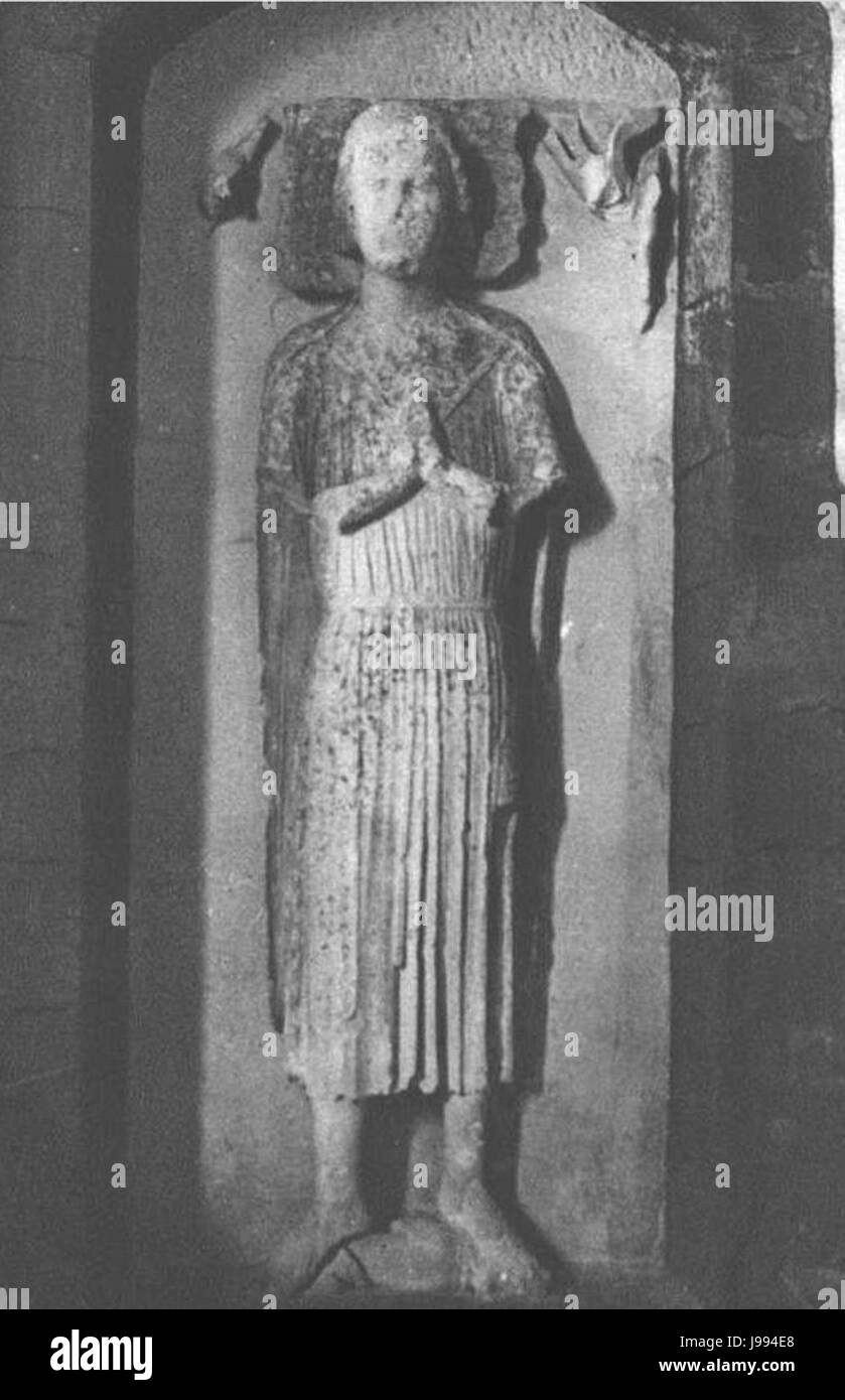 Statue chapelle Fontaines les nonnes Stock Photo - Alamy