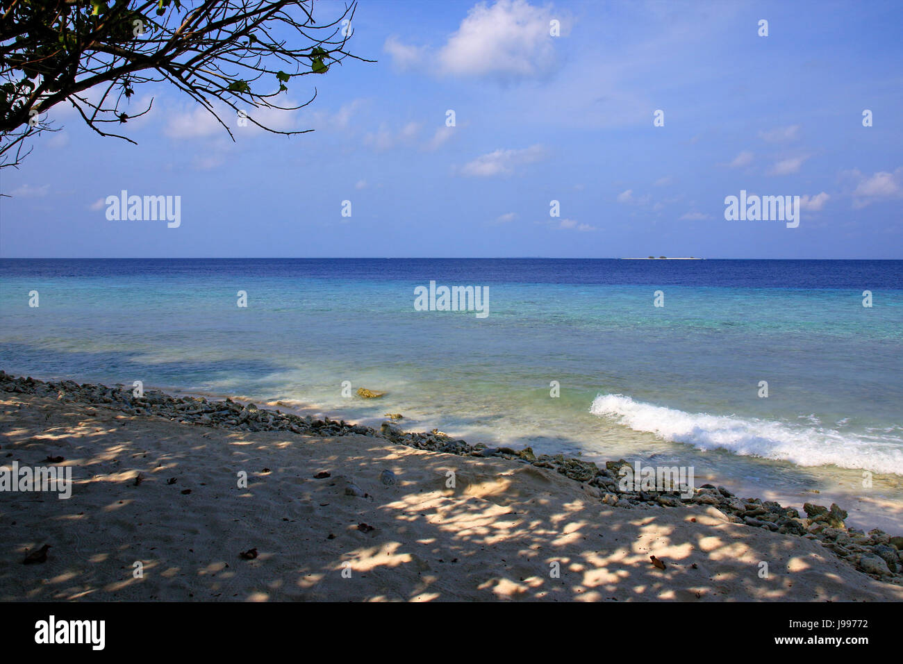 Blue Ocean seen from the beach of Ukulhas, Maldives Stock Photo - Alamy
