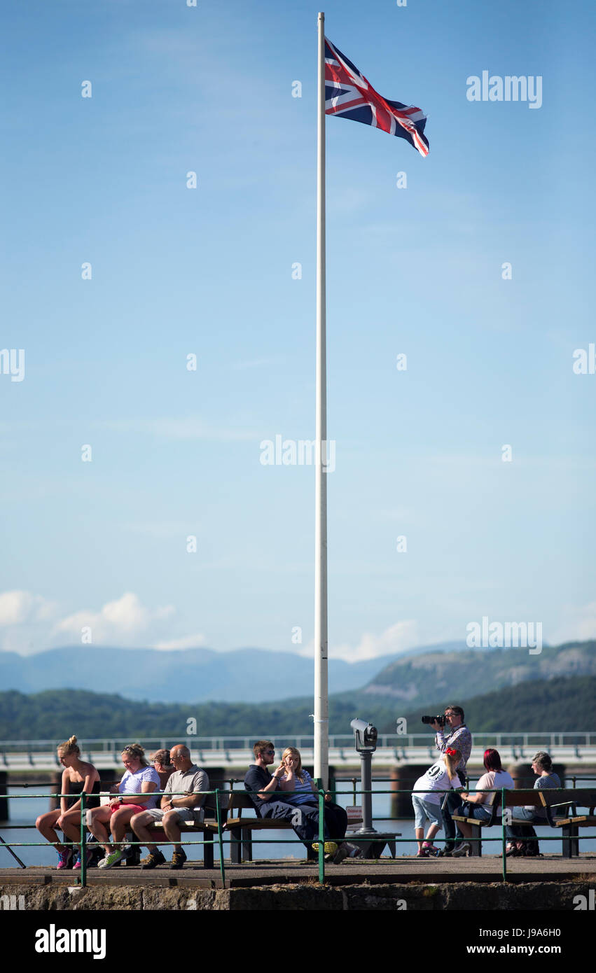 Arnside, Cumbria, UK. 31st May, 2017. Holidaymakers enjoy the sun ...
