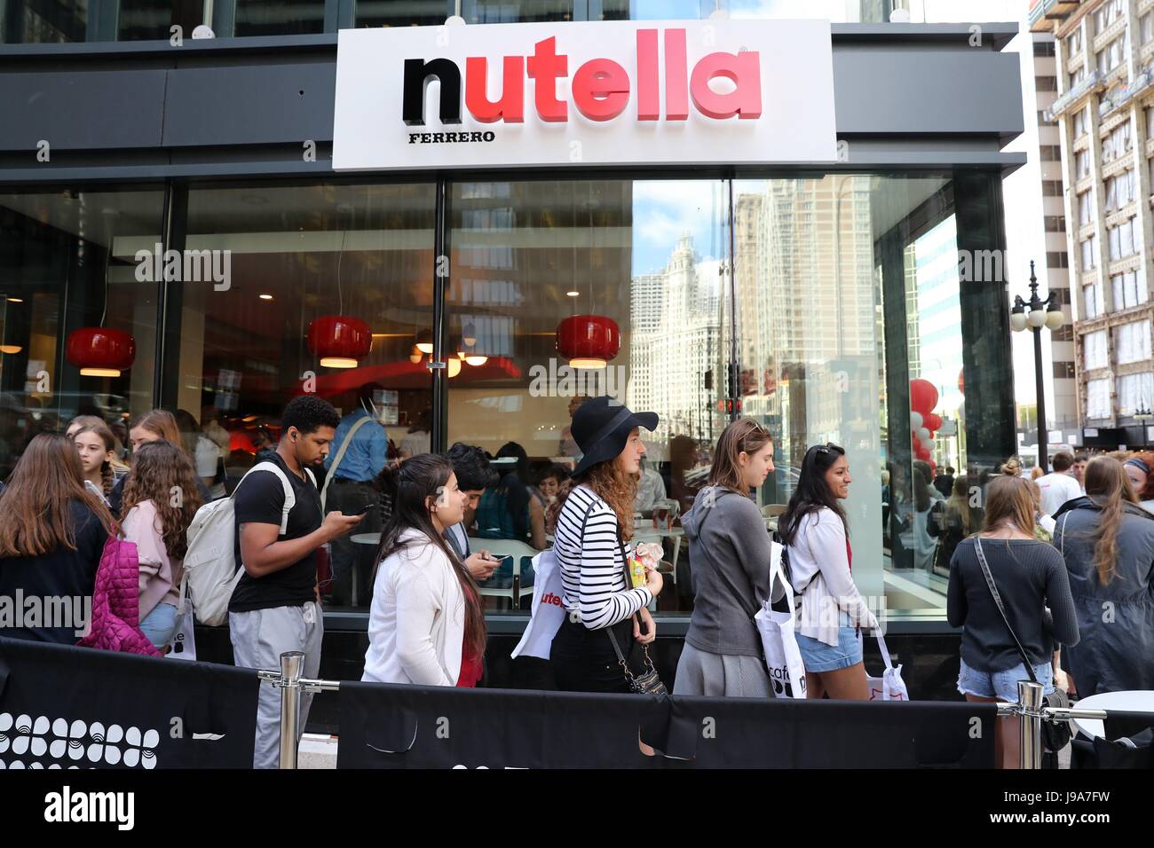 Chicago, USA. 31st May, 2017. Customers line outside America's first ...
