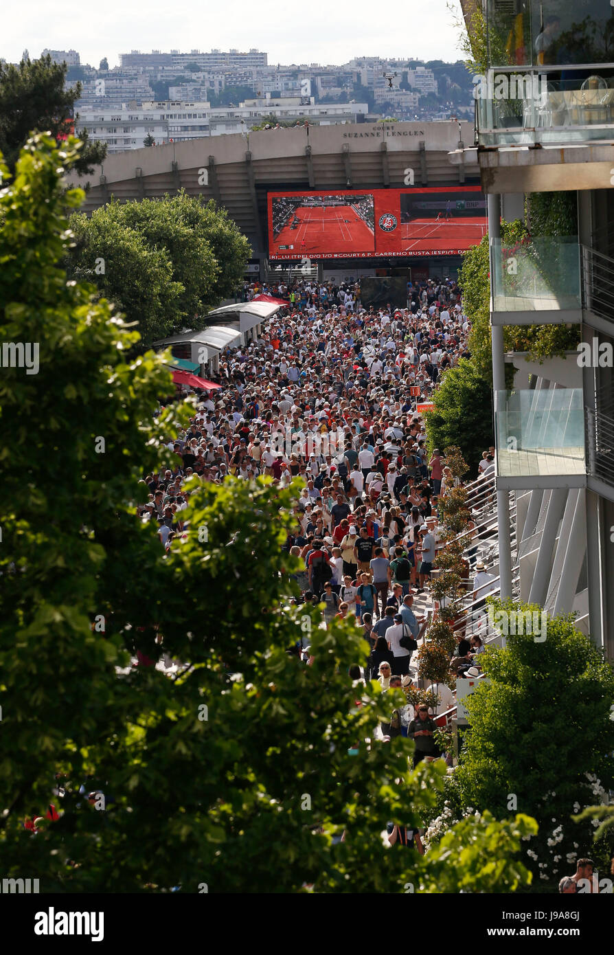 Paris, France. 31st May, 2017. Spectators are seen on the thoroughfare ...
