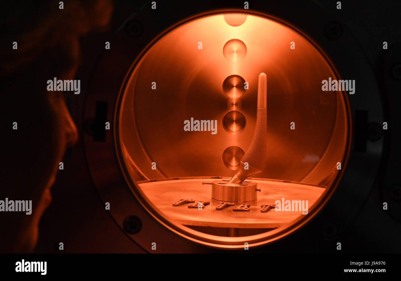 View into the low pressure plasma reactor during the fine cleaning of ...