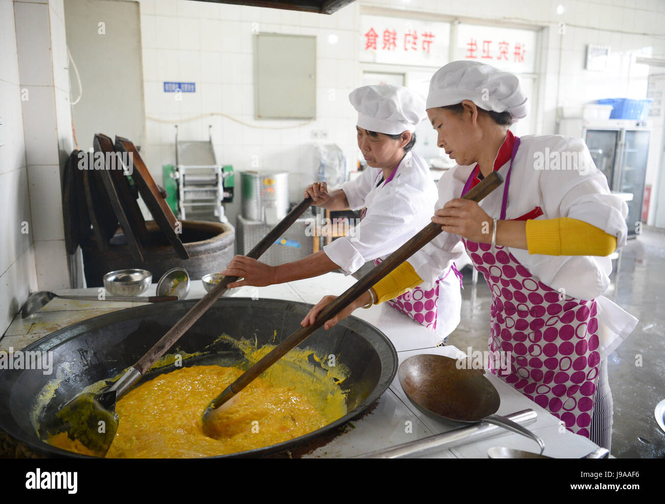 (170601) -- XI'AN, June 1, 2017 (Xinhua) -- Cooks fry egg at Luyu ...