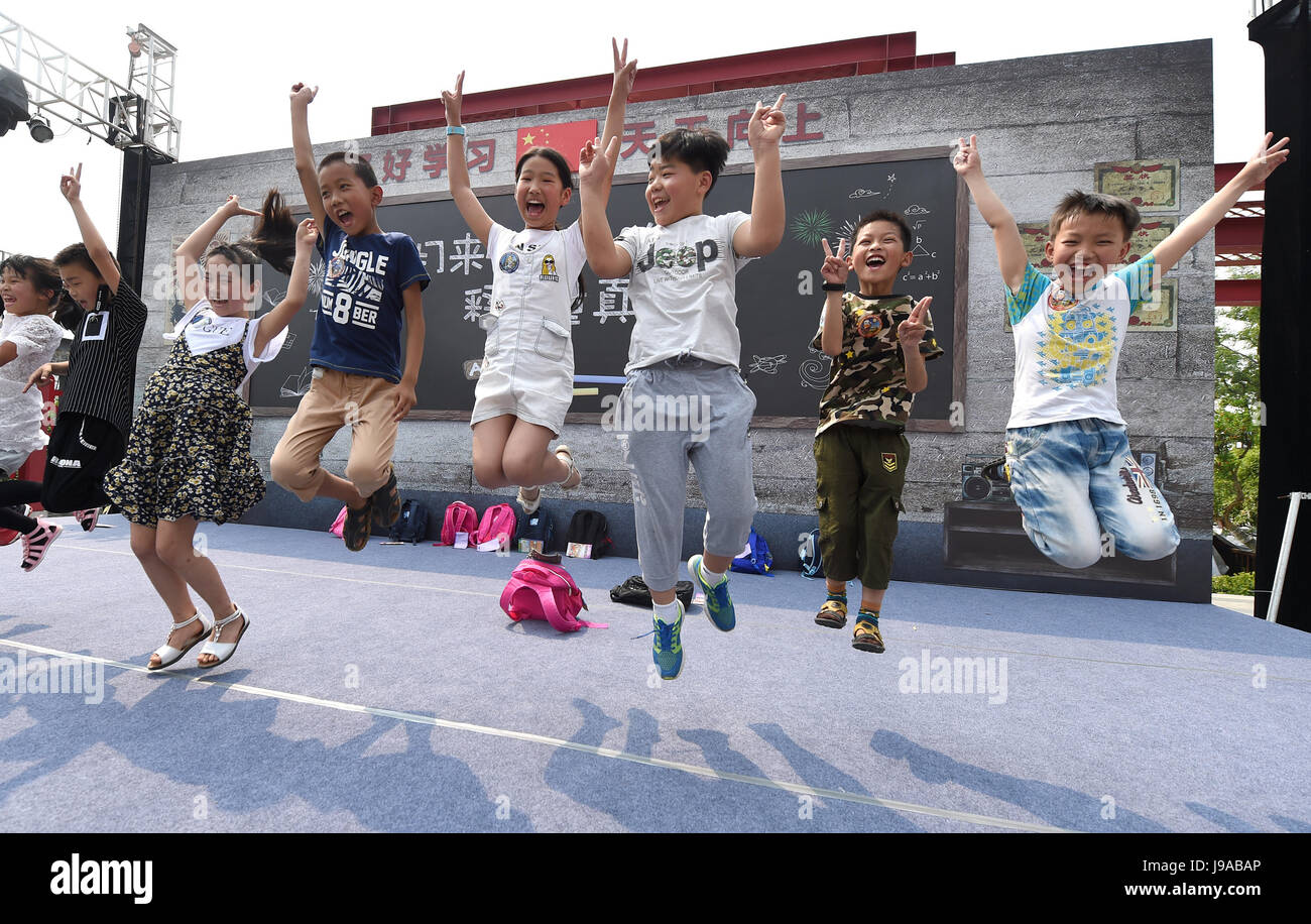 China left behind children hi-res stock photography and images - Alamy