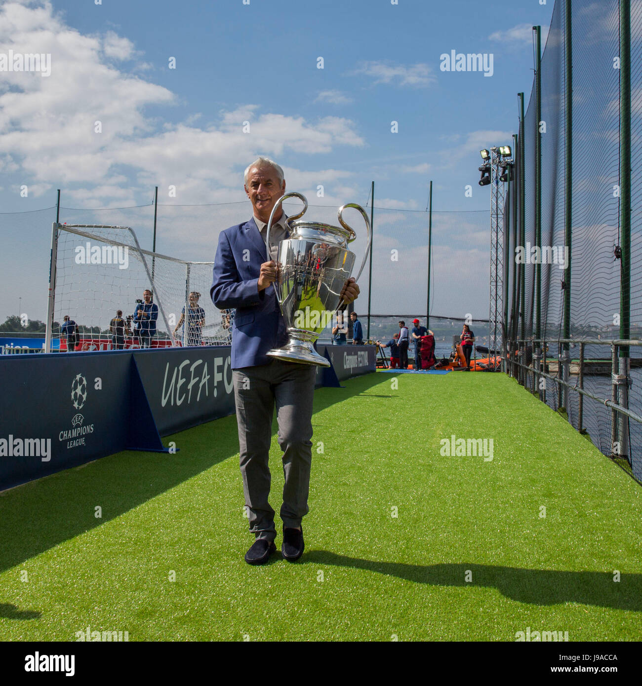 Cardiff, Wales, UK. 1st Jun, 2017. Ian Rush and First Minister of Wales ...