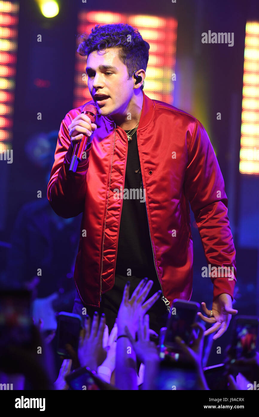 FORT LAUDERDALE, FL - MAY 31: Austin Mahone performs on opening night ...