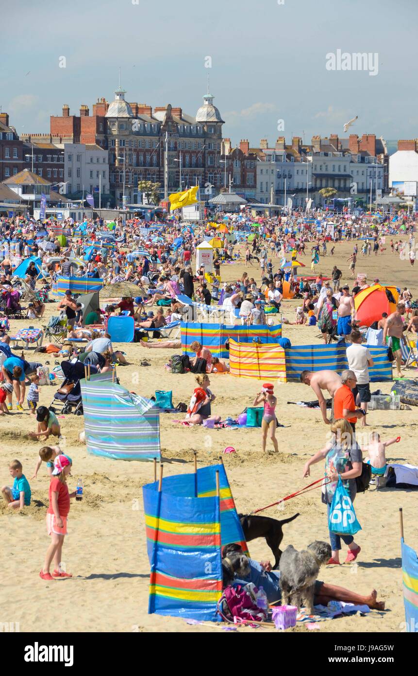 Weymouth, Dorset, UK. 1st June 2017. UK Weather. Sunbathers pack the beach at the seaside resort ...