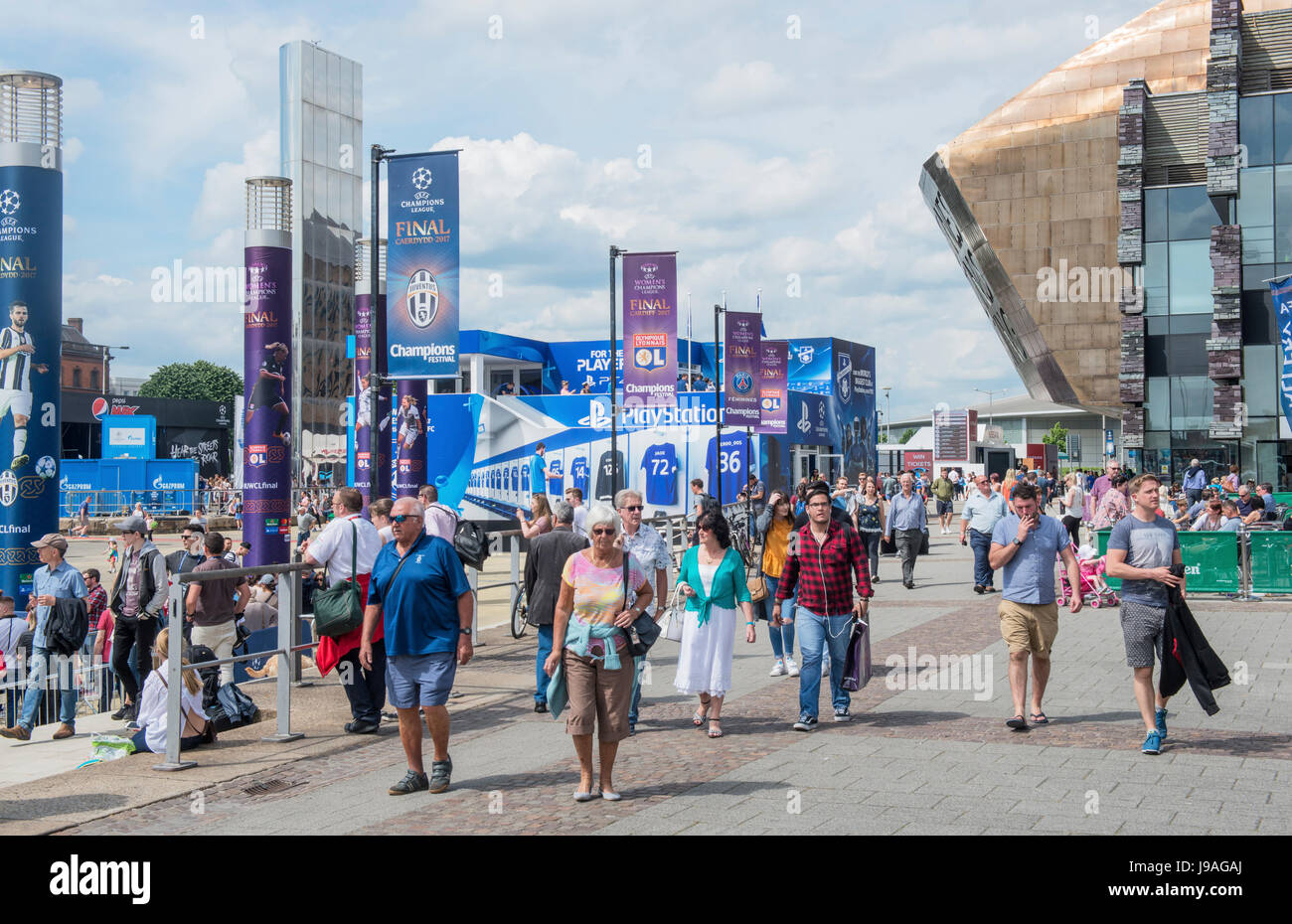 Champions league final 2017 crowds hi-res stock photography and images ...