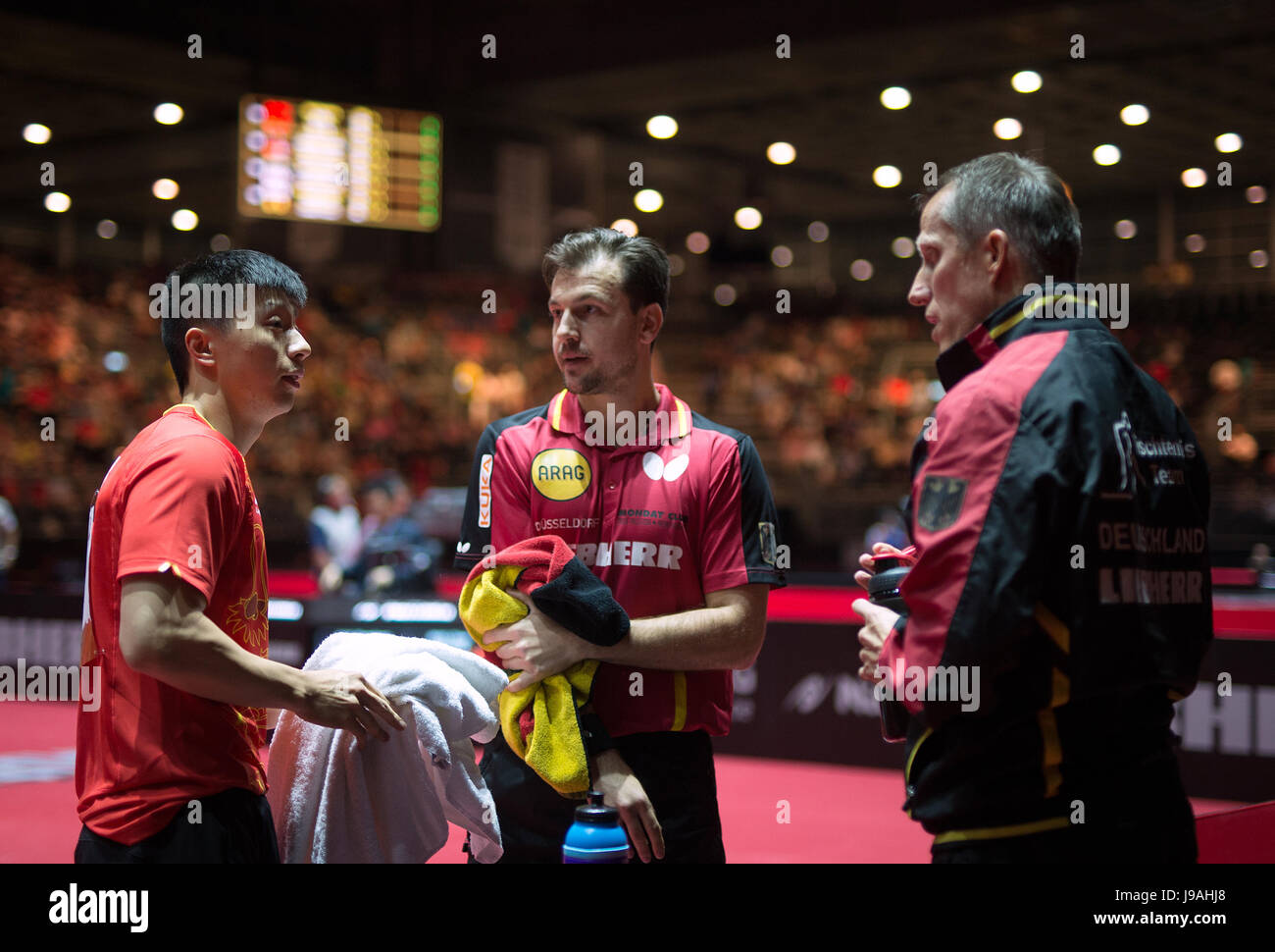 Duesseldorf, Germany. 1st June, 2017. Germany's Timo Boll (C) and China ...