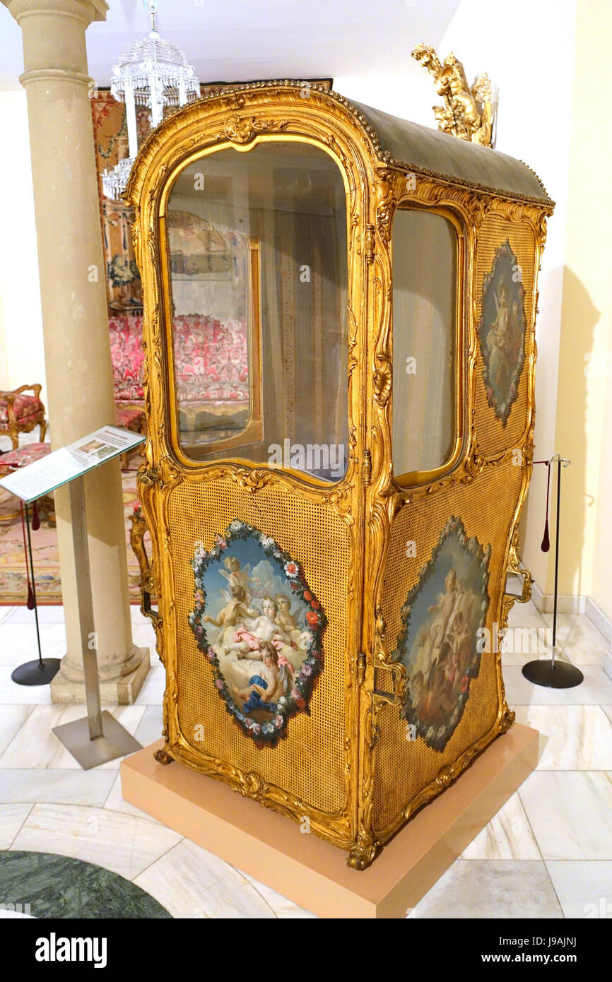 18th century transportation sedan chair hi-res stock photography and ...