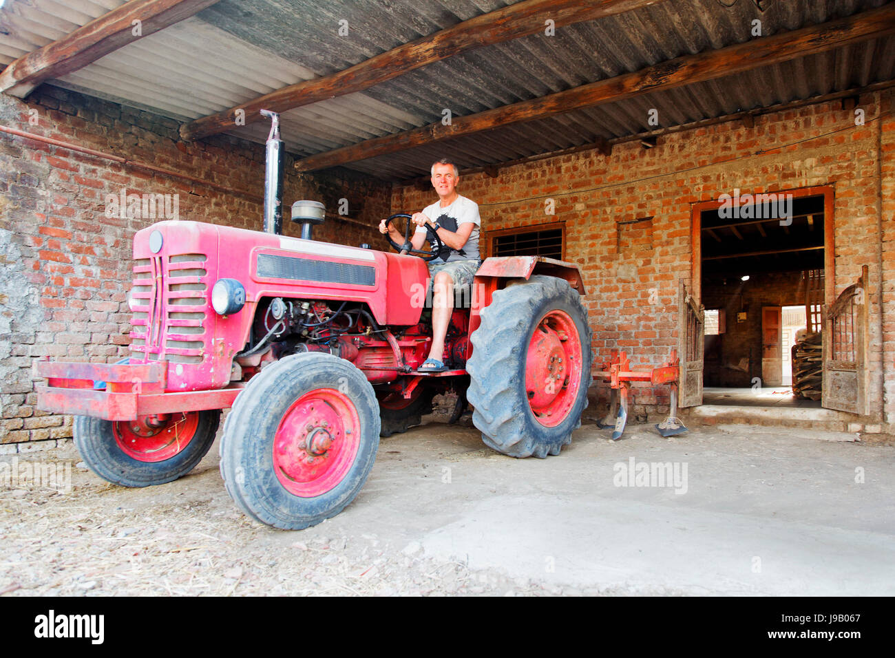 Crop helper hi-res stock photography and images - Alamy