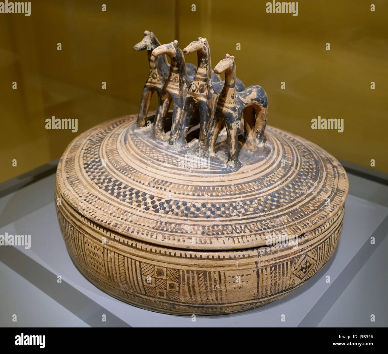 Terracotta pyxis hi-res stock photography and images - Alamy