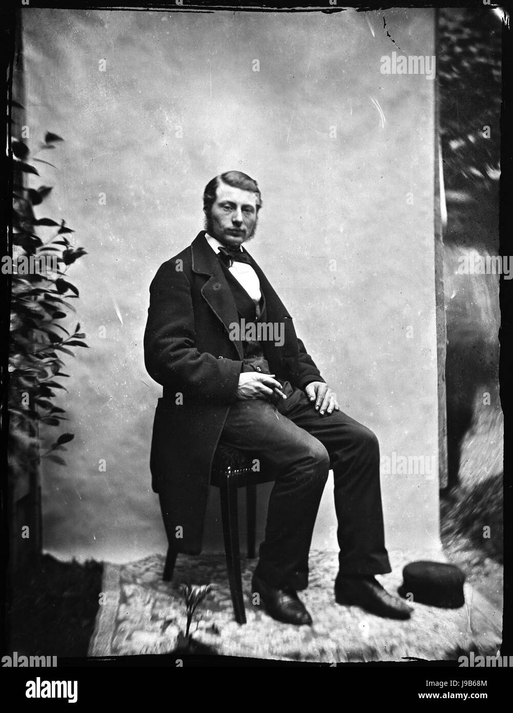 Portret van een onbekende jonge man zittend op stoel in tuin, foto 4 ...