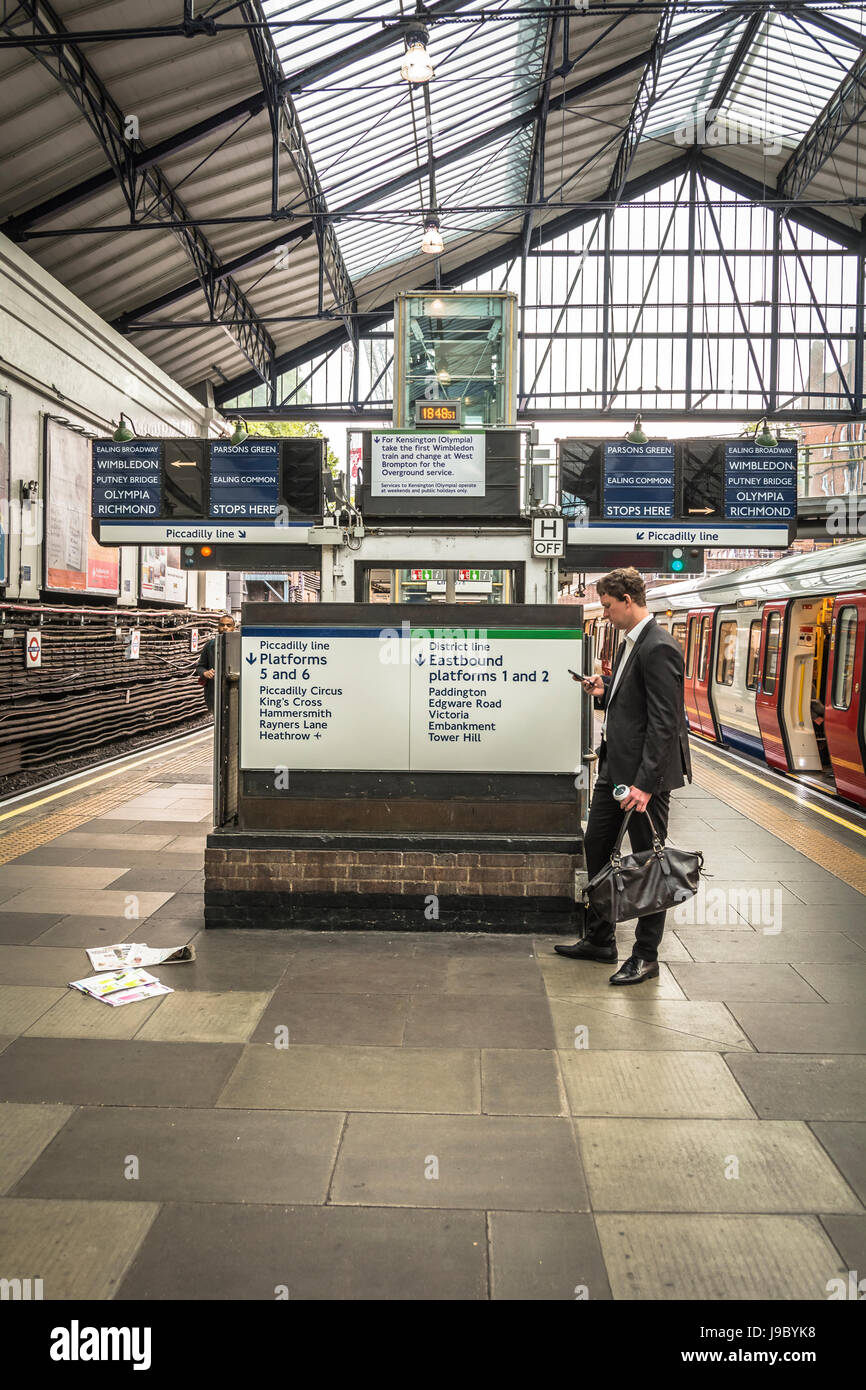 Tube rush hour hi-res stock photography and images - Alamy