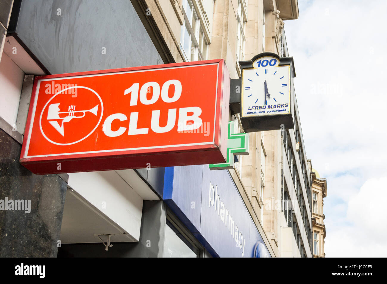 The 100 club hi-res stock photography and images - Alamy