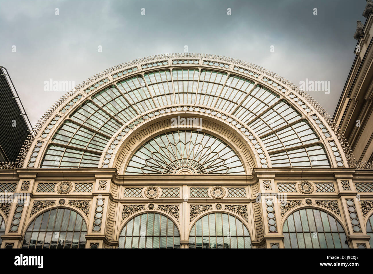 Royal Opera House London Exterior High Resolution Stock Photography and ...