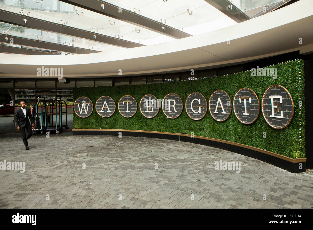Hotel entrance sign hi-res stock photography and images - Alamy