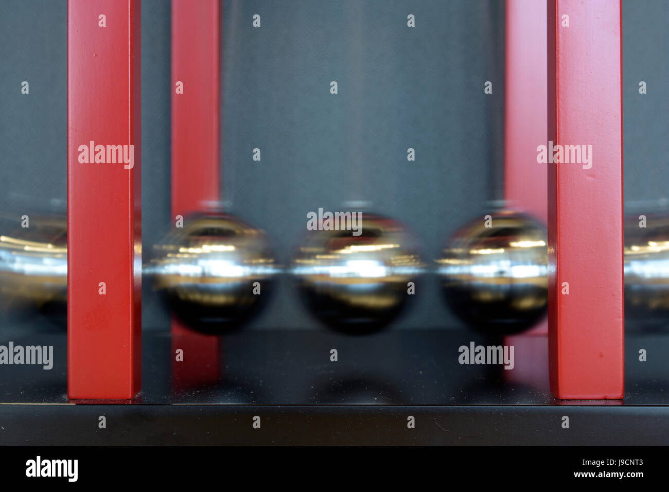 Pendulum newton cradle swinging close hi-res stock photography and ...