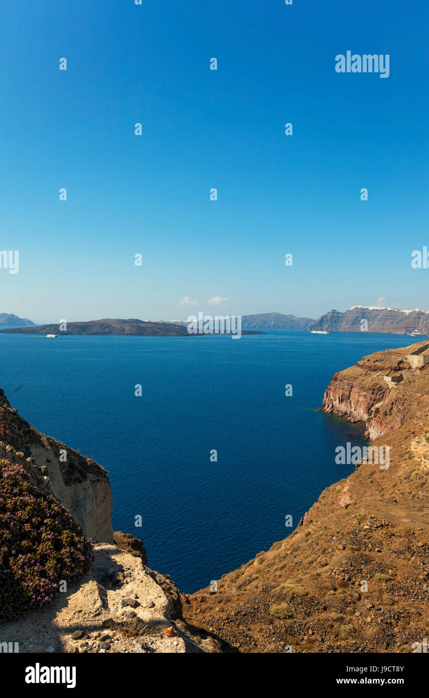 Naturalistic view of the Caldera Volcano from Akrotiri, Santorini ...