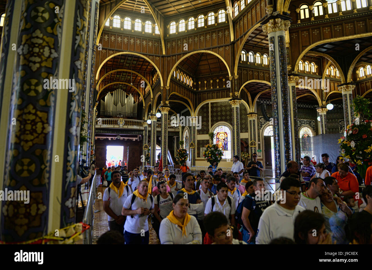 Pilgrims crawl to the alter of the Basillica de Nuestra Señora Los ...