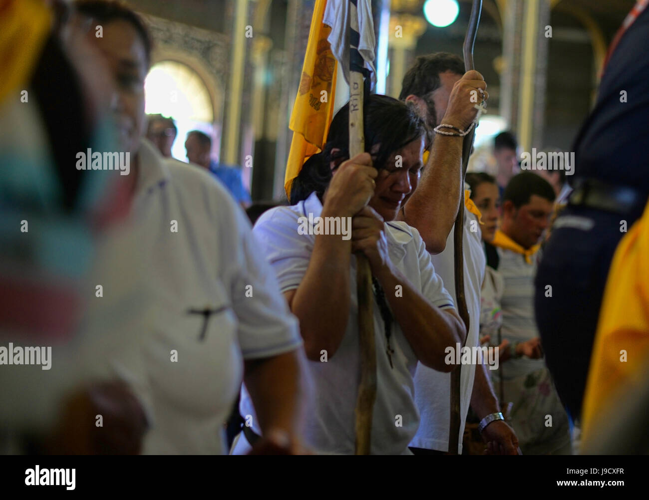 Pilgrims crawl to the alter of the Basillica de Nuestra Señora Los ...