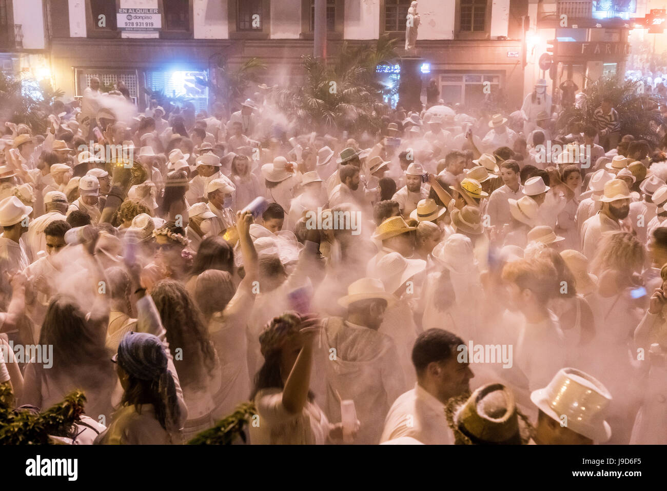 Weisses Pulver und weisse Kleidung beim Karneval La fiesta de los ...