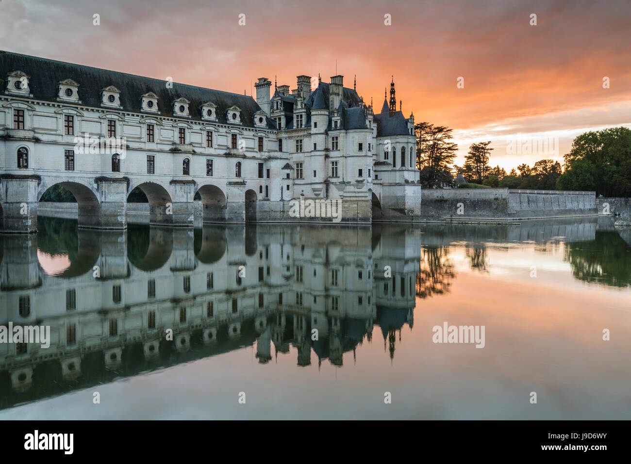 Chenonceau castle reflected on the Loire at sunset, Chenonceaux, Indre ...
