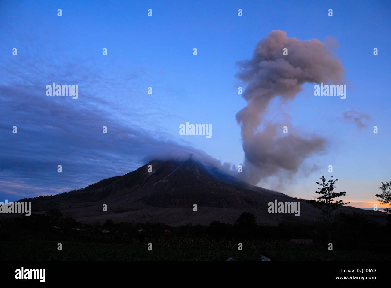 North Sumatra, Indonesia. 01st June, 2017. Mount Sinabung showing no ...