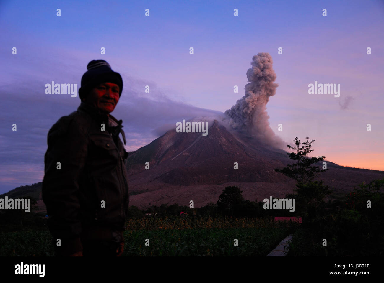 North Sumatra, Indonesia. 01st June, 2017. Mount Sinabung showing no ...
