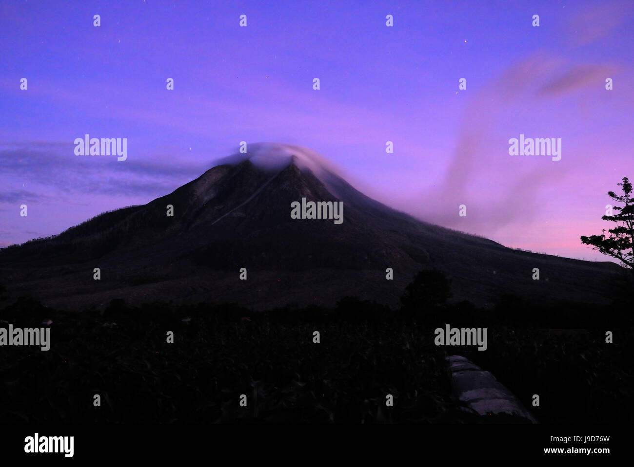 North Sumatra, Indonesia. 01st June, 2017. Mount Sinabung showing no ...
