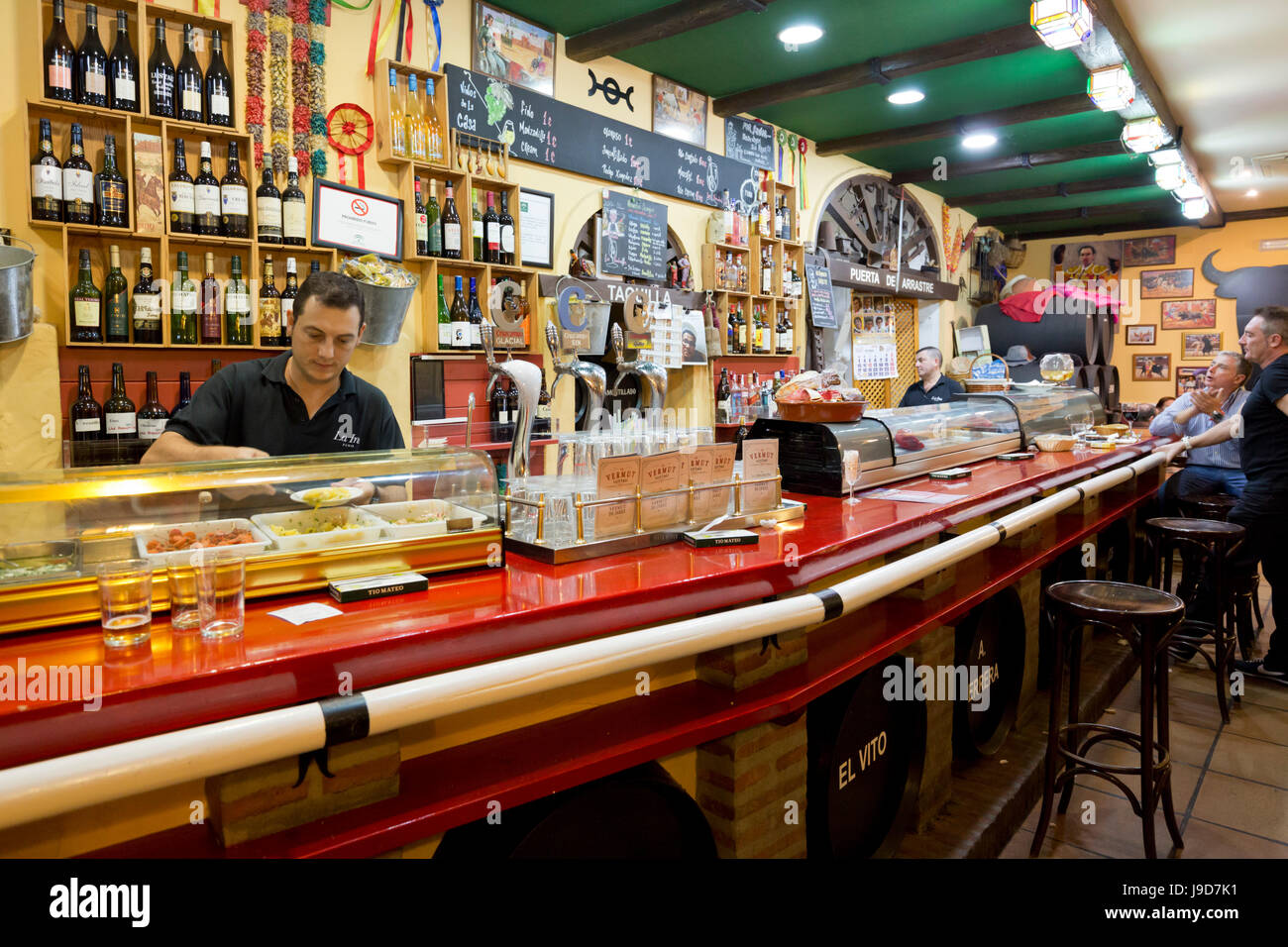 Interior de tabanco las banderillas hi-res stock photography and images ...