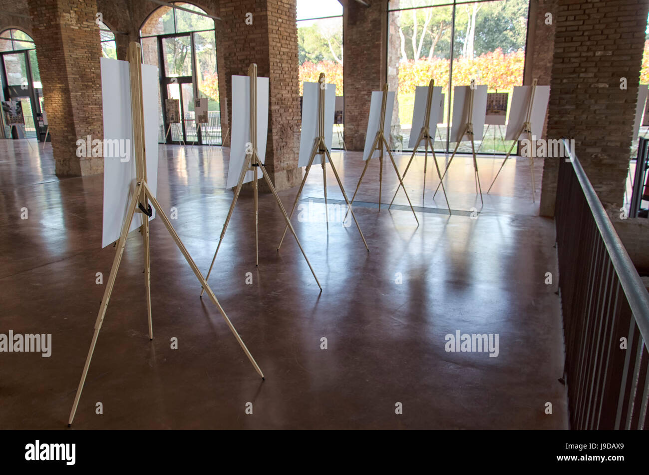 An easel stands hi-res stock photography and images - Alamy