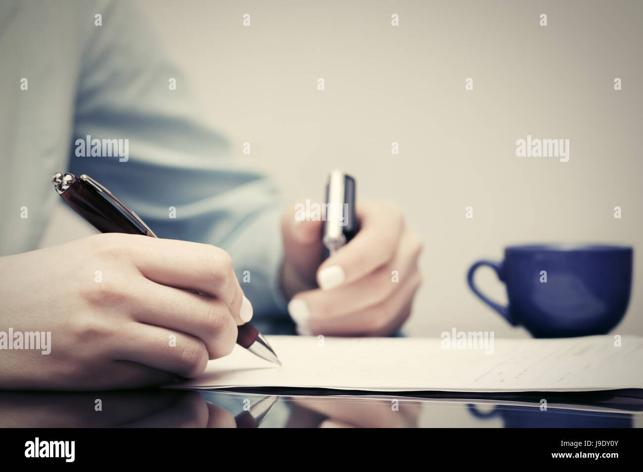 Business woman signing contract Stock Photo - Alamy