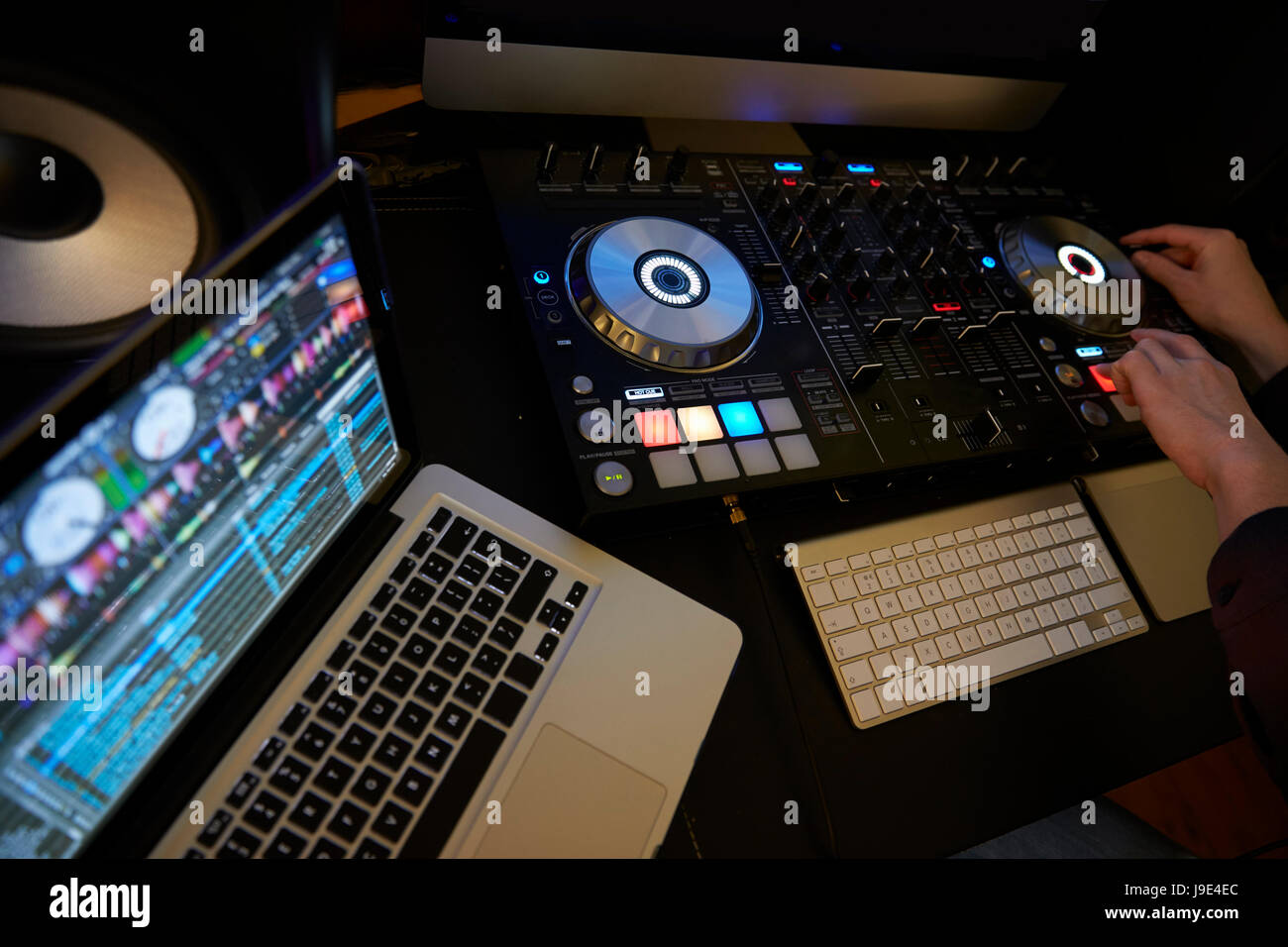 Dj decks hi-res stock photography and images - Alamy